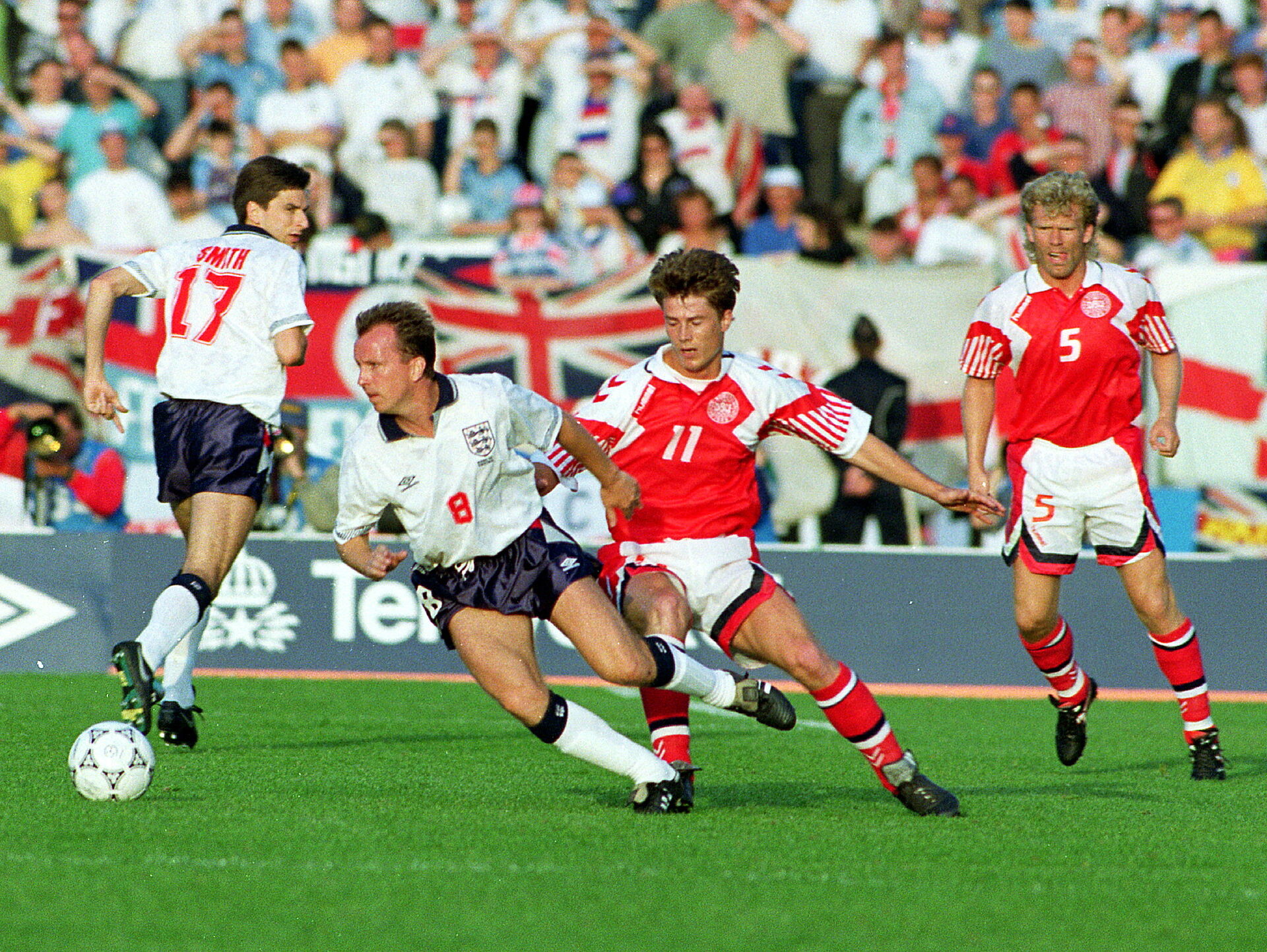 Se et stort galleri af Danmarks "nye" landsholdstrøje: Tydelig lighed ...