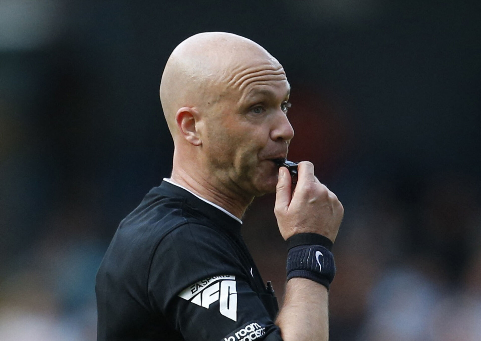 Fra skammekrog til stjernestøv: Degraderet dommer dømmer storkamp