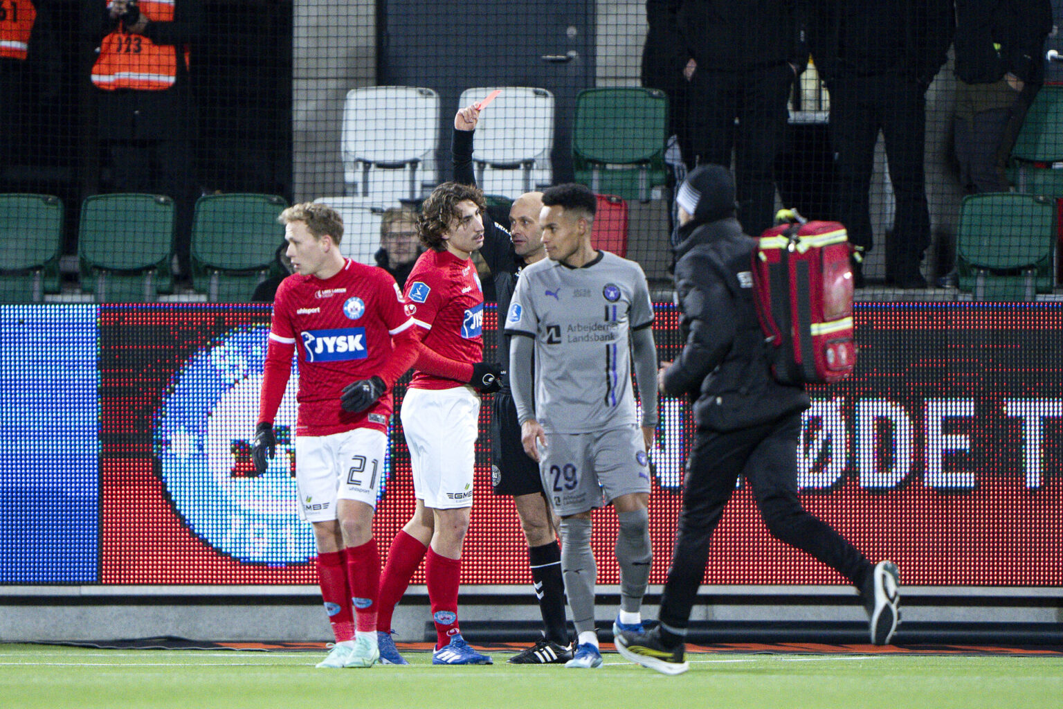Alexander Lind undskylder rødt kort og tackling på FCM-målmand