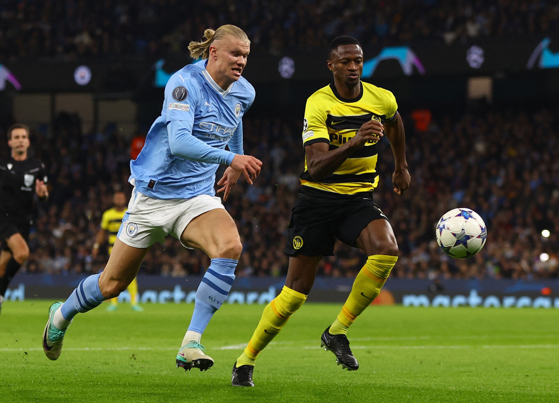 Se billederne her: Modstander bad om Haalands trøje på vej til pause