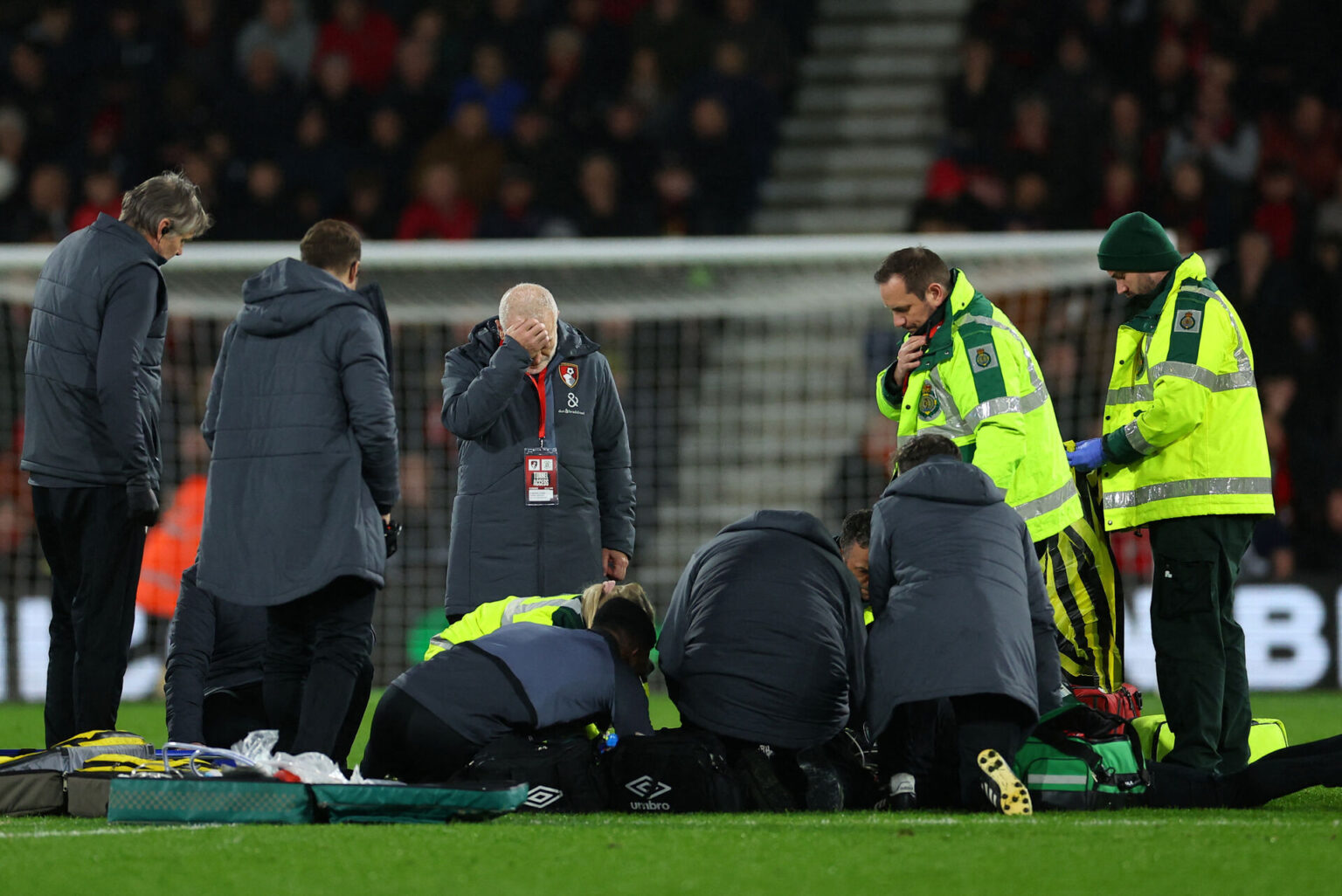 Premier League-kamp afbudt: Tom Lockyer kollapser igen