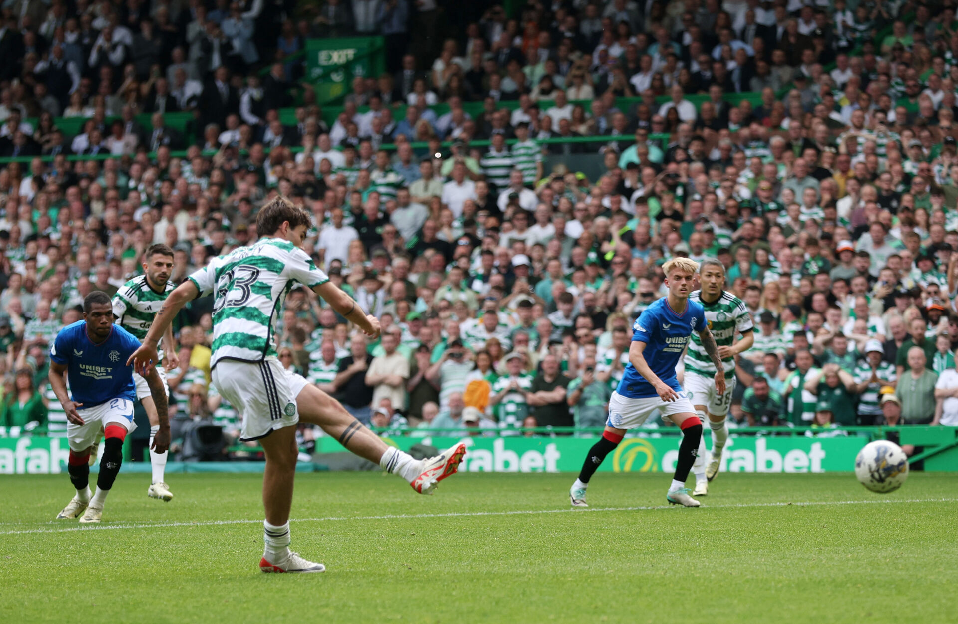O'Riley scorer og brænder straffe i Celtics Old Firm-sejr