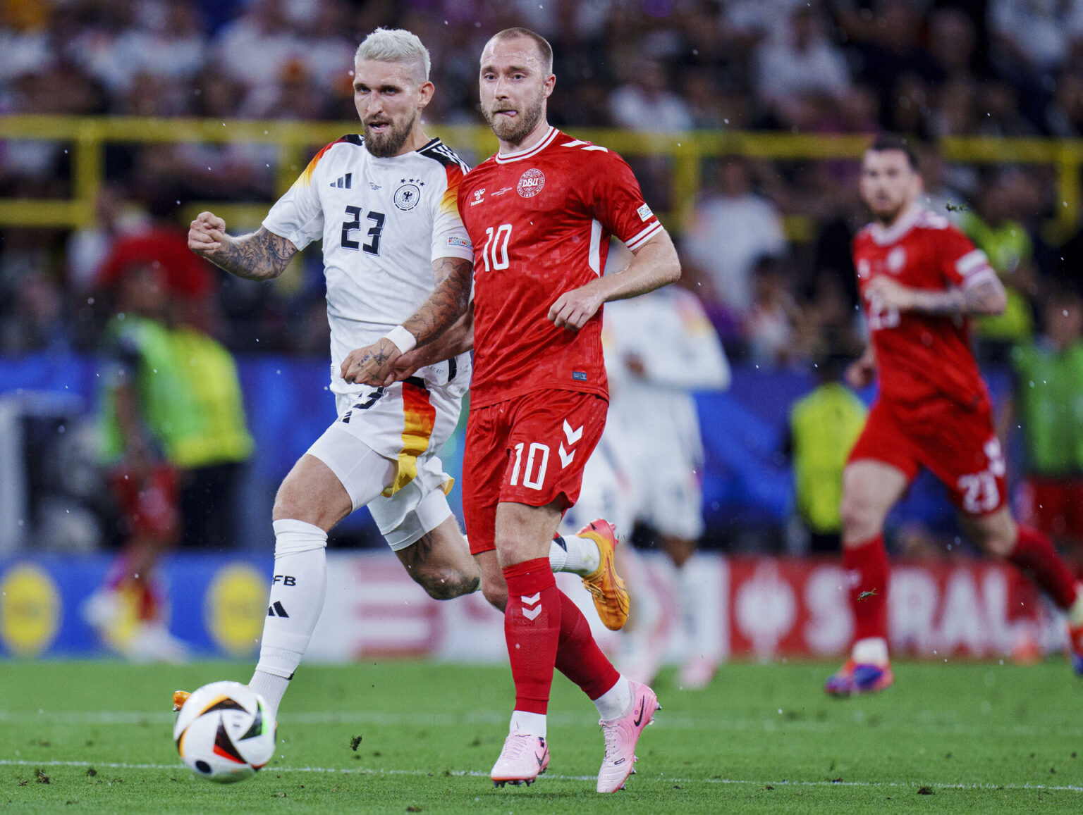 Eriksen vil blive ved så længe som muligt - lige nu