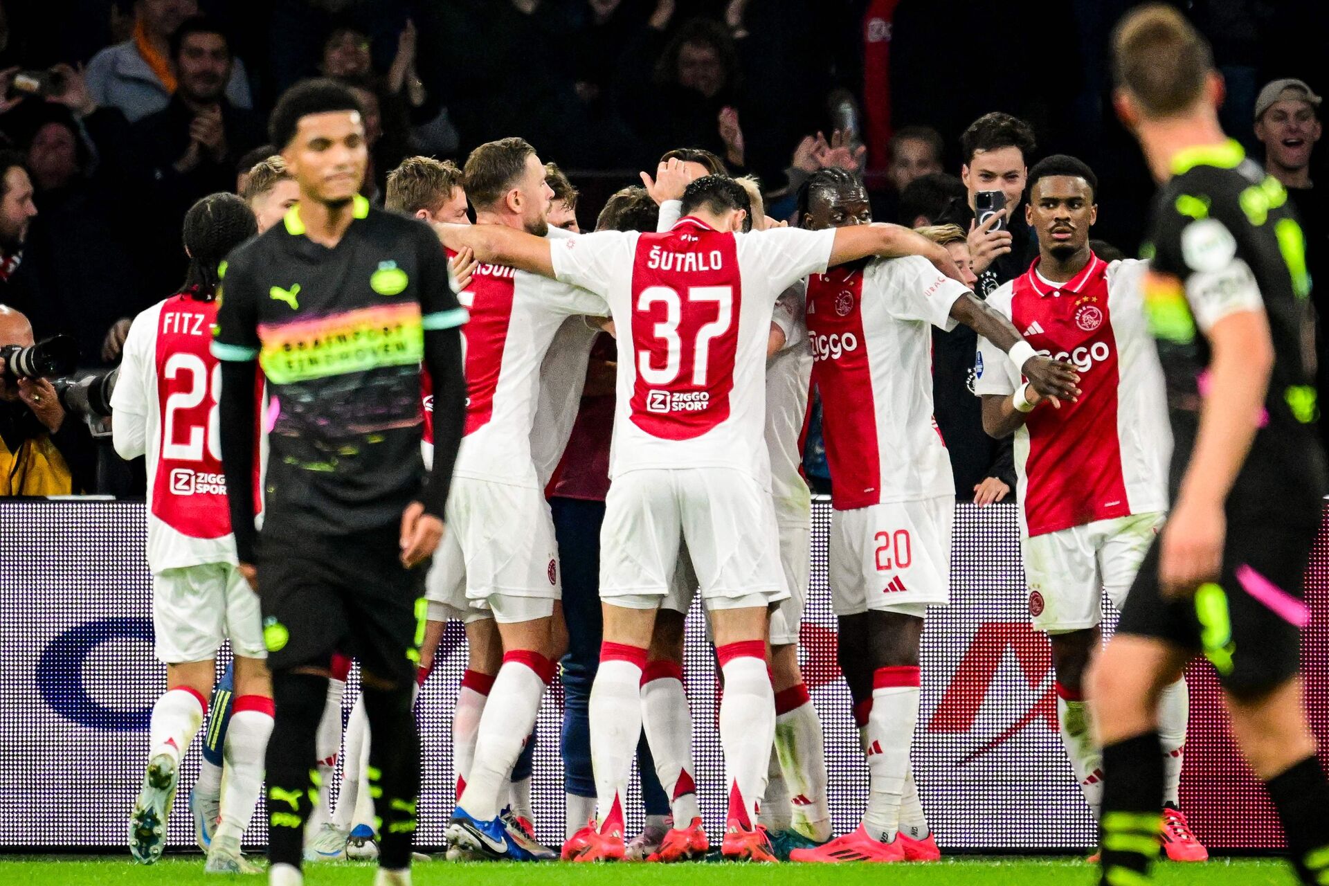 Vildt Ajax-comeback i De Topper: Første nederlag til PSV