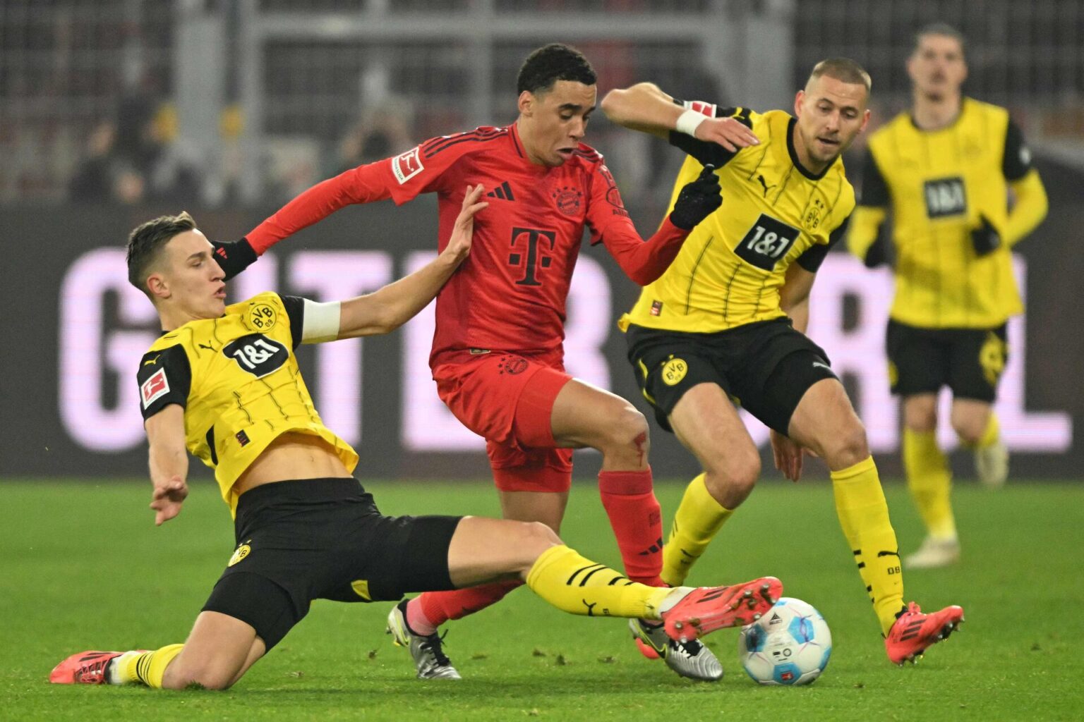 Sent Bayern-point efter kontroversiel scoring mod Dortmund