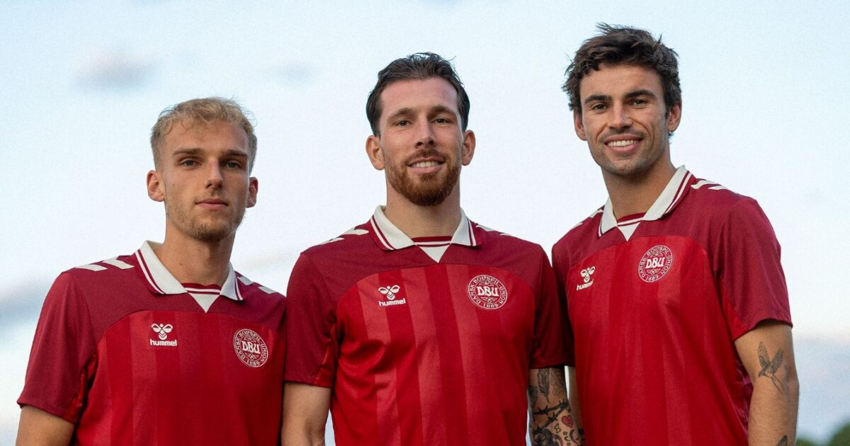 Som hyldest: Herrelandsholdet låner kvindelandsholdets trøjer