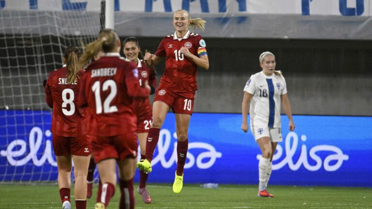 Danmark banker Finland med 6-1 i landstræners fravær