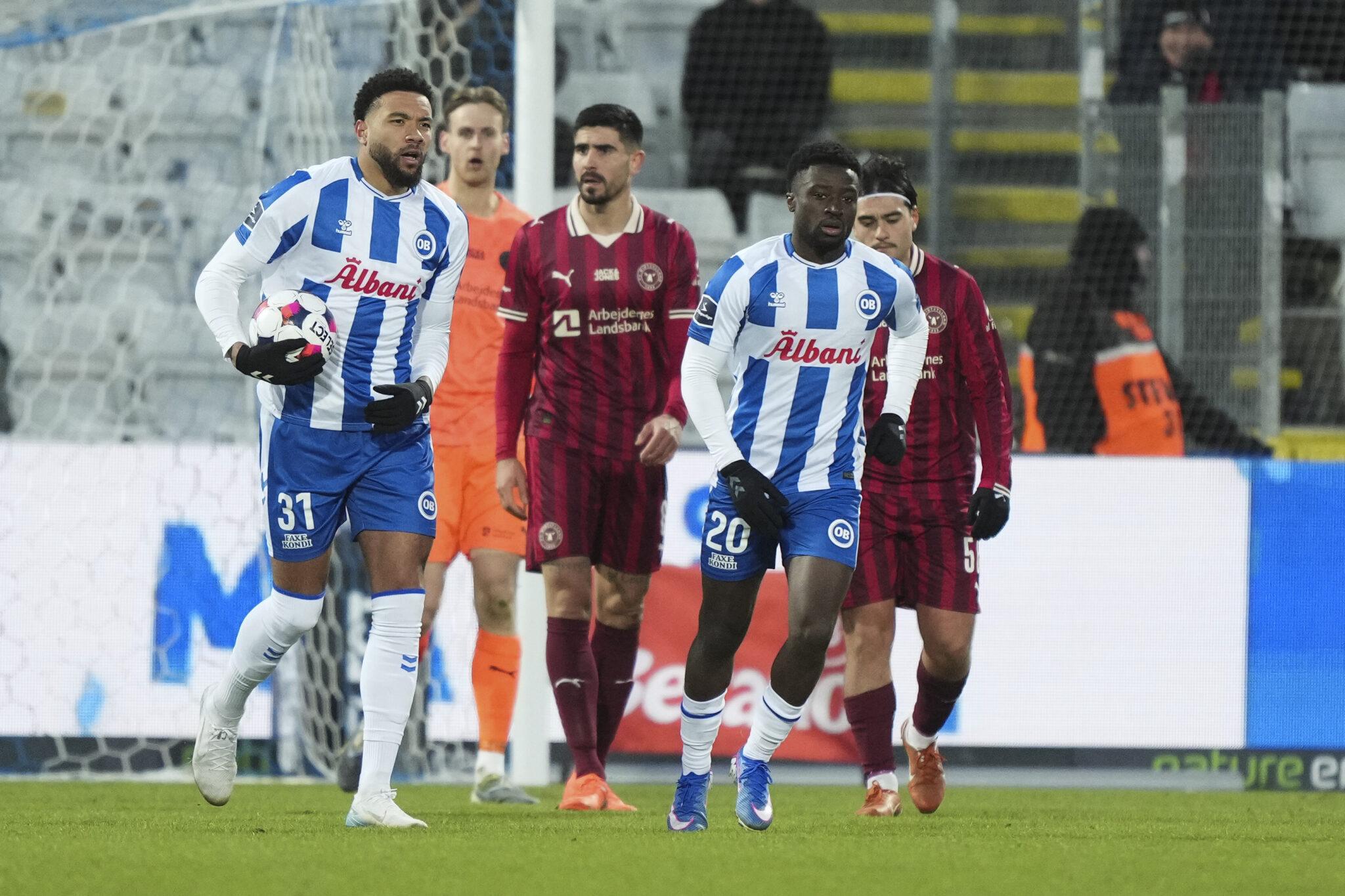 FCK-fans skyder fyrværkeri i Odense før OB-brag
