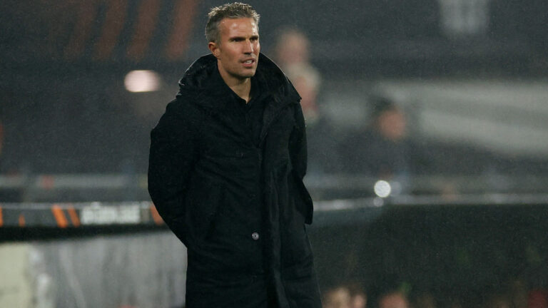 Officielt: Robin van Persie fyret